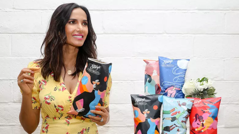 Padma Lakshmi cu chipsuri de cartofi