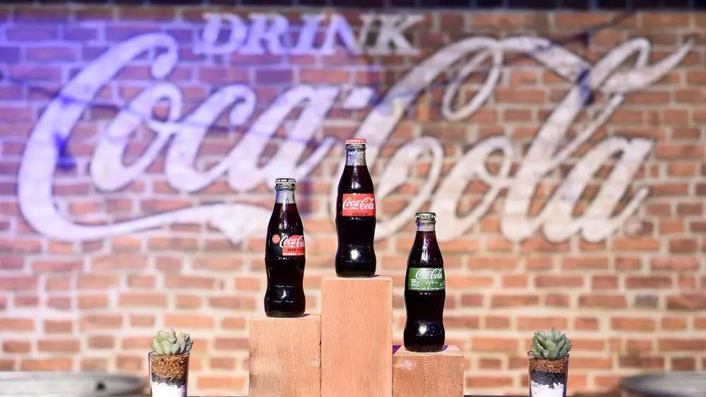 Exibição de garrafas da Coca-Cola