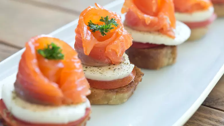 Por que você absolutamente nunca deve tocar no peixe em um buffet