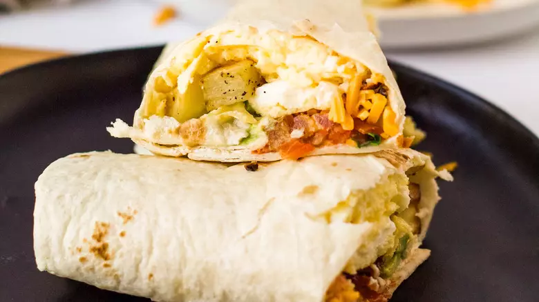 Frühstücks-Burrito auf Teller serviert