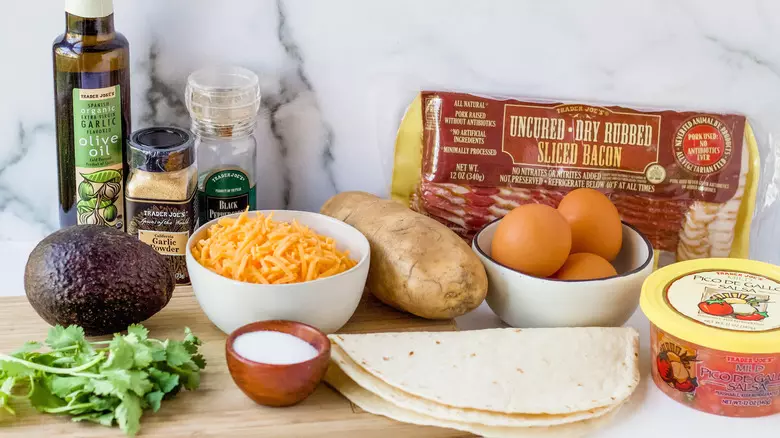 Ingrediente pentru burrito pentru micul dejun din California