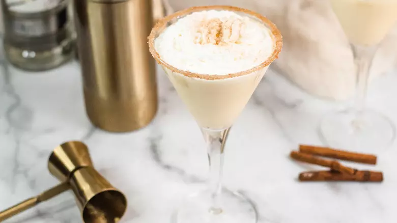 eggnog martini na may cinnamon sticks