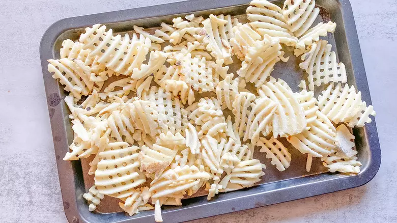 bevroren wafel frietjes op pan