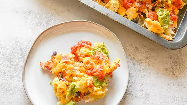 nachos du petit déjeuner assis sur une assiette