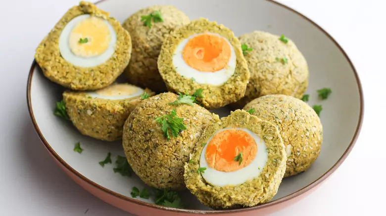 Falafel scotch uibheacha ar pláta