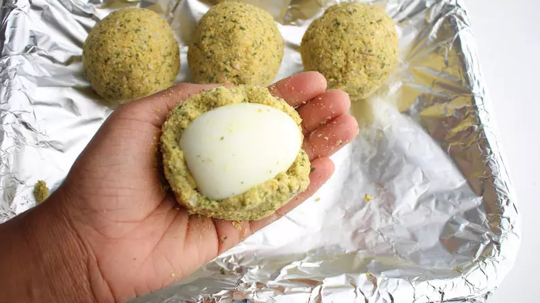 Mazira owiritsa ndi zokutira falafel