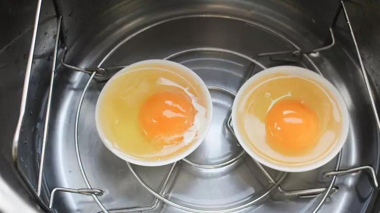 Instant Pot Instant Pot میں ramekins میں انسٹنٹ پوچڈ انڈے