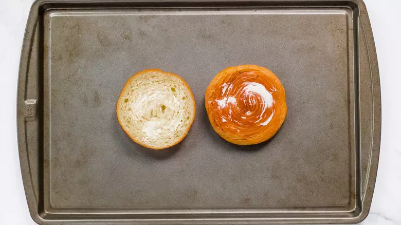 mitades de croissant en una bandeja para hornear