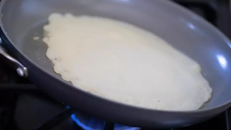 aluat de crepe în tigaie