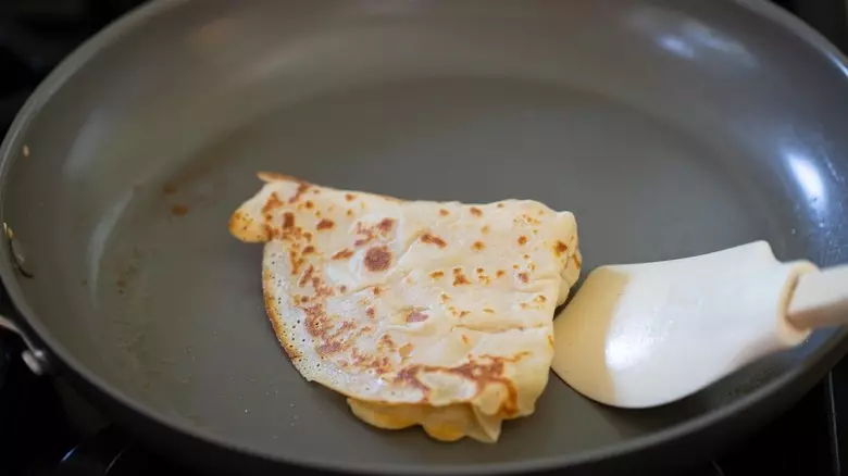 crepe recheo de queixo nunha tixola