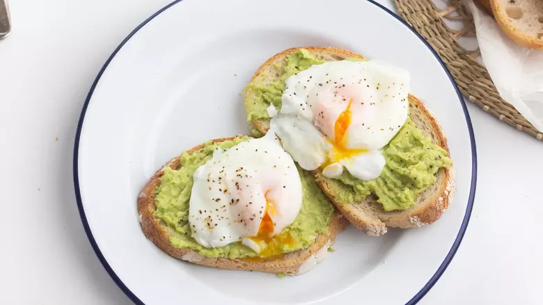 toast di avocado con uovo in camicia