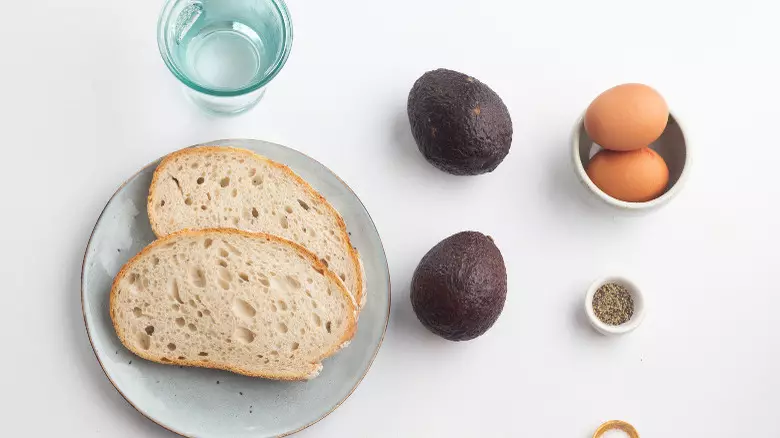 ingredienti per toast all'avocado