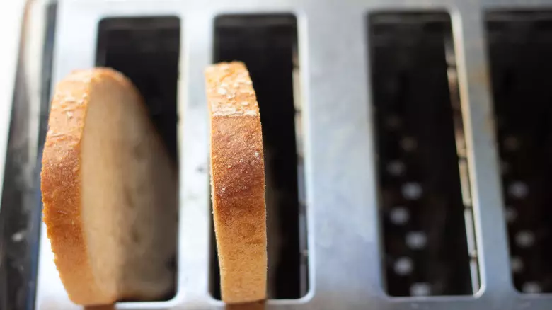 torrando rebandas de pan de masa fermentada