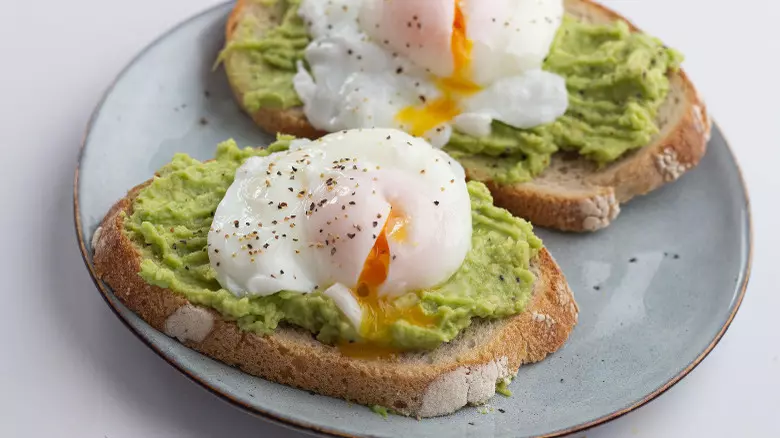 tostadas de aguacate con ovo escalfado