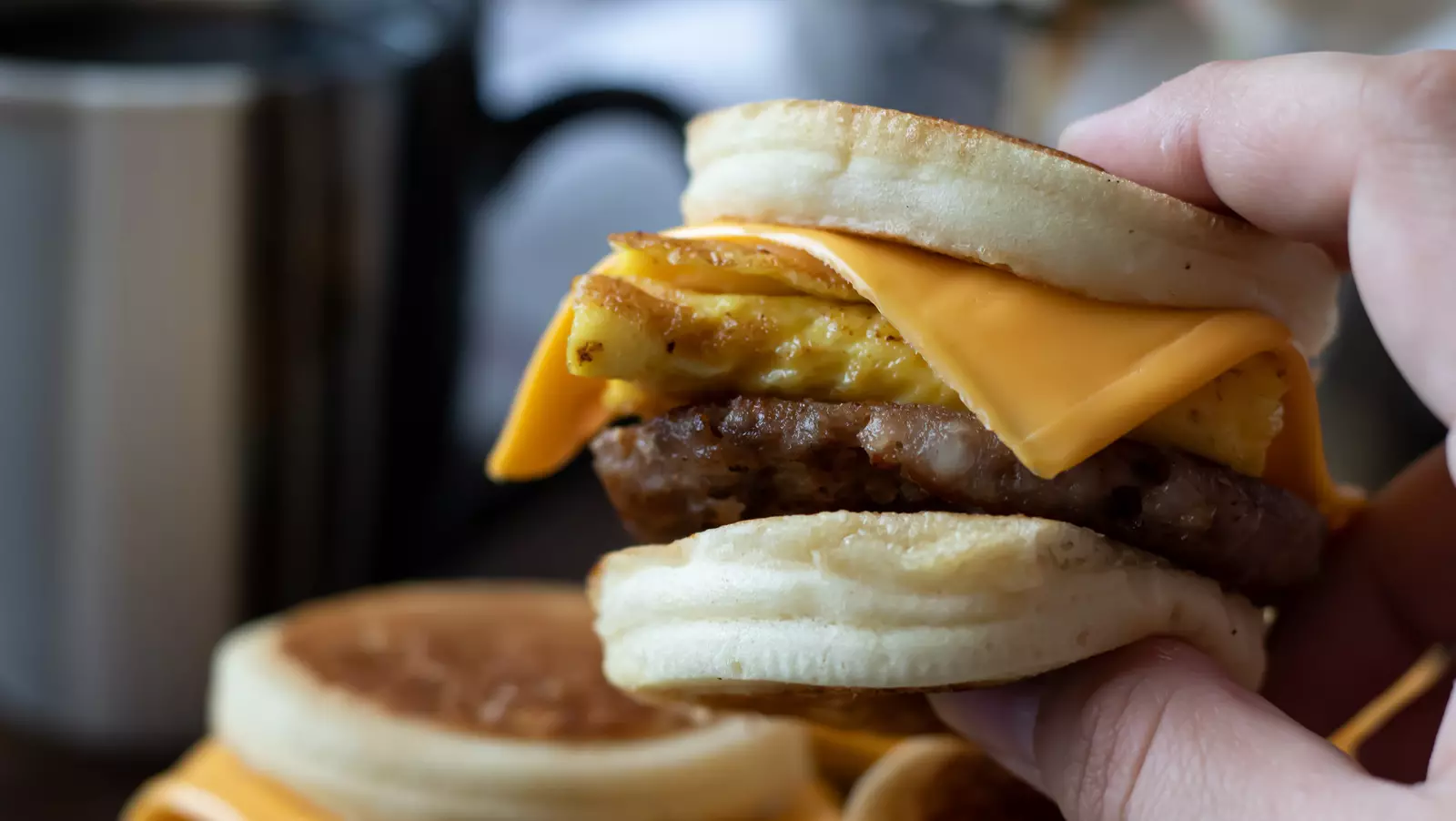 Receita de McGriddles de salchicha, ovo e queixo de McDonald's Copycat