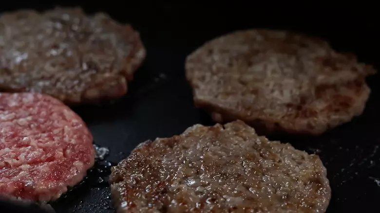 Cozinhar rissóis de salsicha na chapa