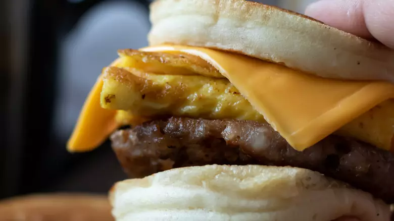 Montando o McDonald's de salsicha, ovo e queijo McGriddle Copycat