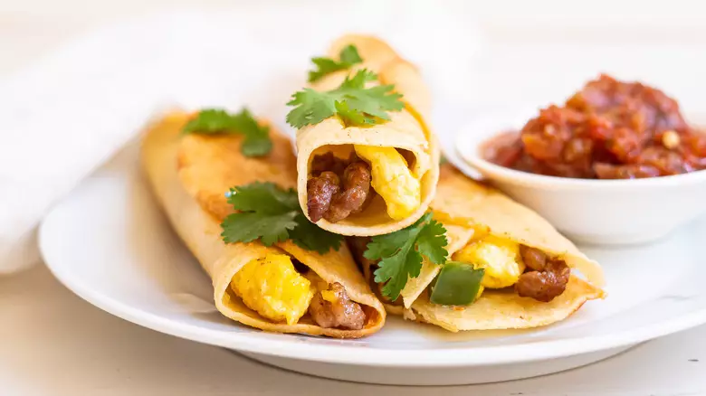 Taquitos per la colazione fritti serviti su un piatto