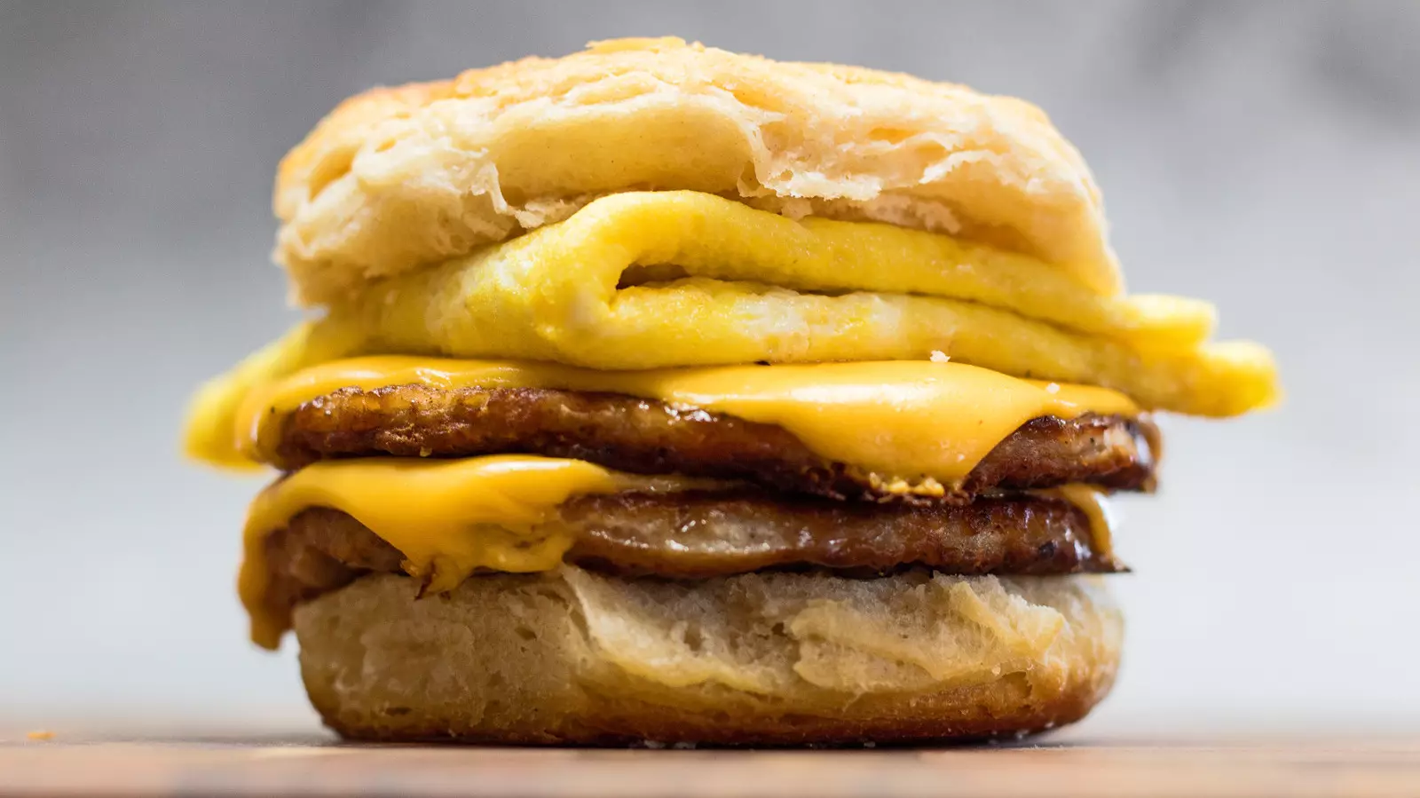 Receita de biscoito dobre de salchicha, ovo e queixo Copycat Burger King