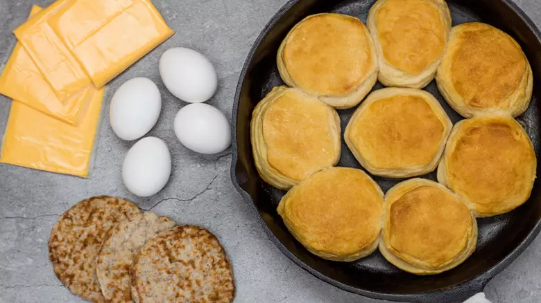 “Copycat Burger King” goşa kolbasa, ýumurtga we peýnir biskwiti üçin ingredientler