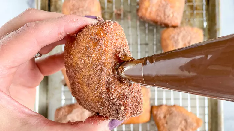 enchendo rosquillas con Nutella