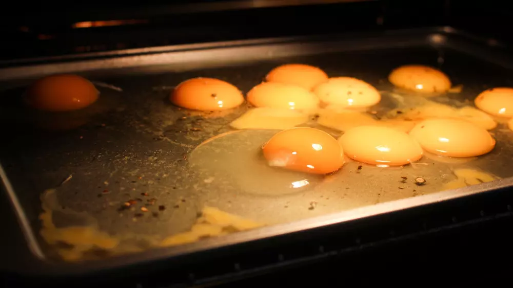 Oeufs cuits sur une plaque de cuisson au four pour une plaque de cuisson des œufs au plat