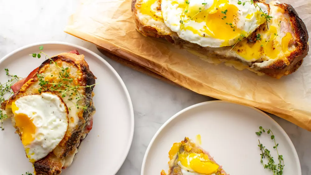 färdig Croque Madame smörgås