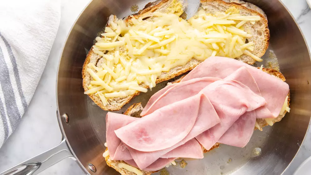 fazendo sanduíches de croque madame