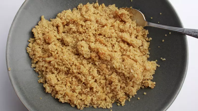 Recette de salade de quinoa à la mangue quinoa sur une assiette