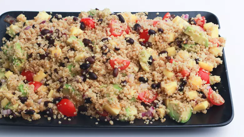 Recette de salade de quinoa à la mangue sur une assiette