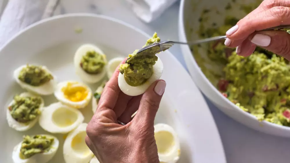 pagpuno ng mga deviled egg na may guacamole