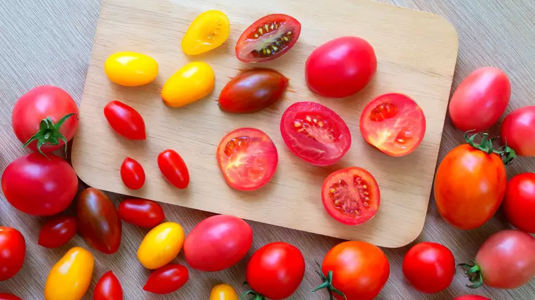 tomates cherry en tabla de cortar