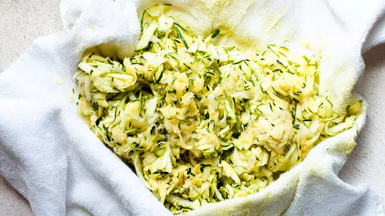 zerkleinerte Zucchini in Käsetuch