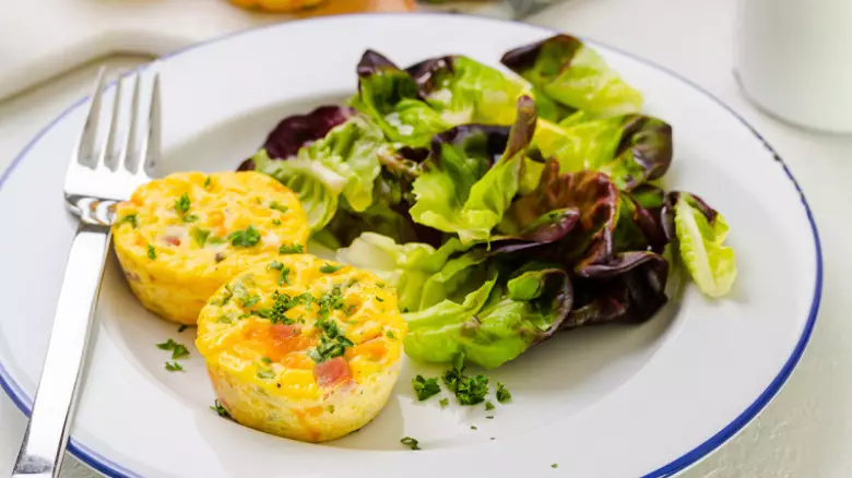 salat ilə quiche muffins