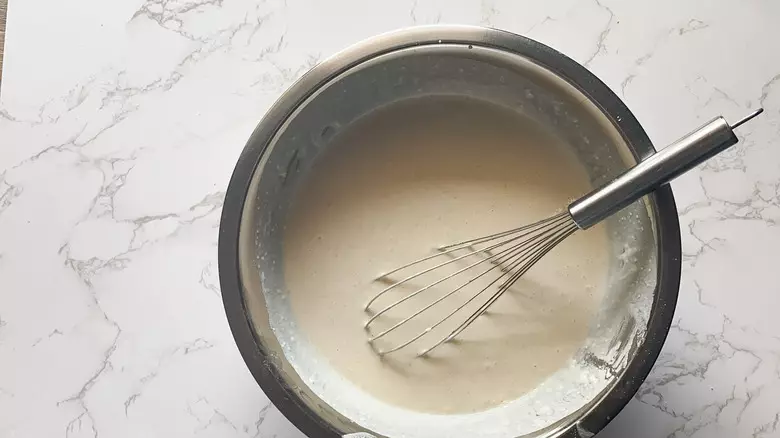 Inihanda ang pancake batter