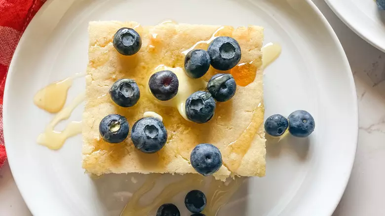 Close up, sheet pancake na may blueberries, butter, at syrup