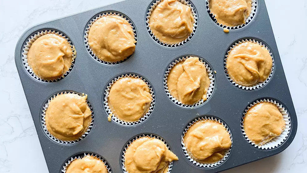 pumpkin muffins sa baking tray