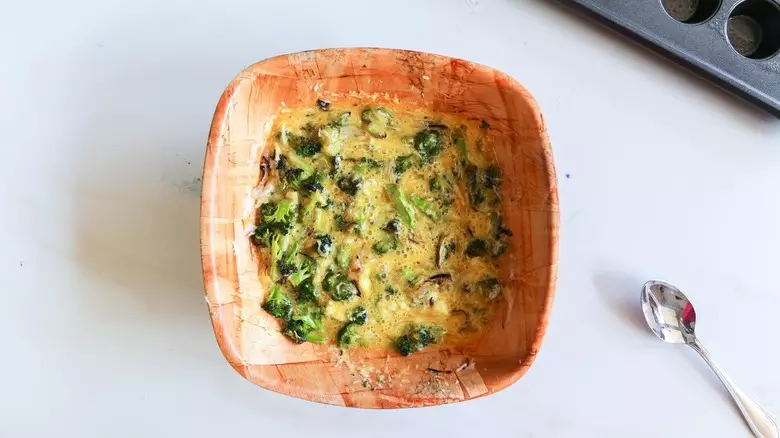 කුඩා frittatas සඳහා බිත්තර මිශ්රණය