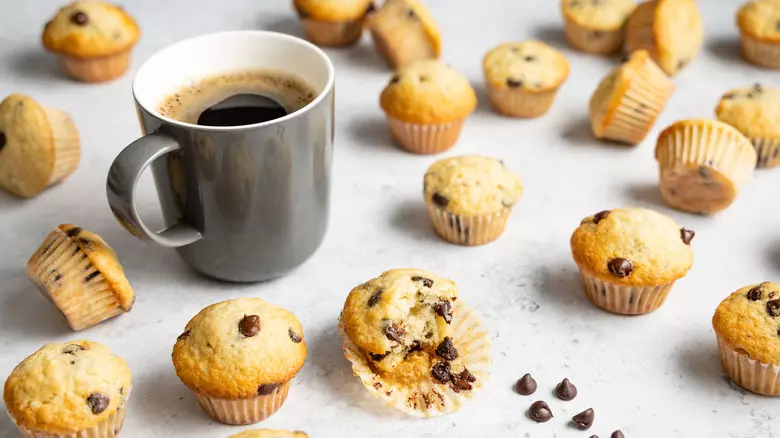 mini muffins thiab kas fes mug