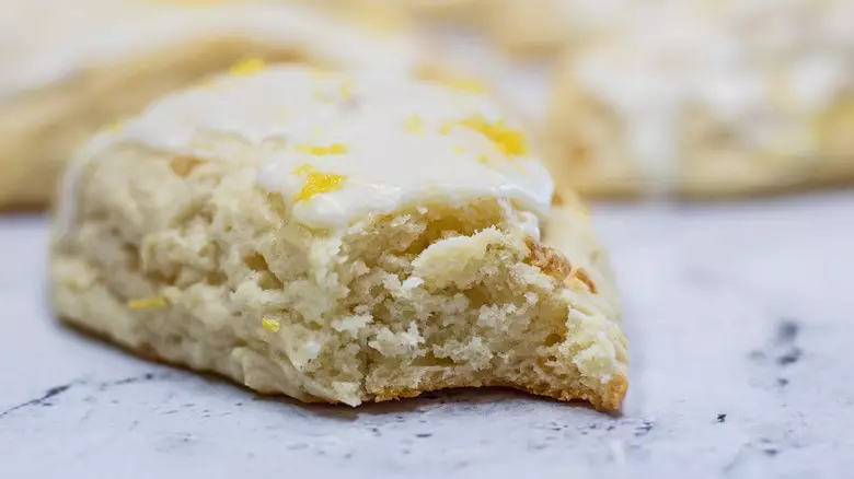 បិទ scone ជាមួយនឹងការខាំមួយ។