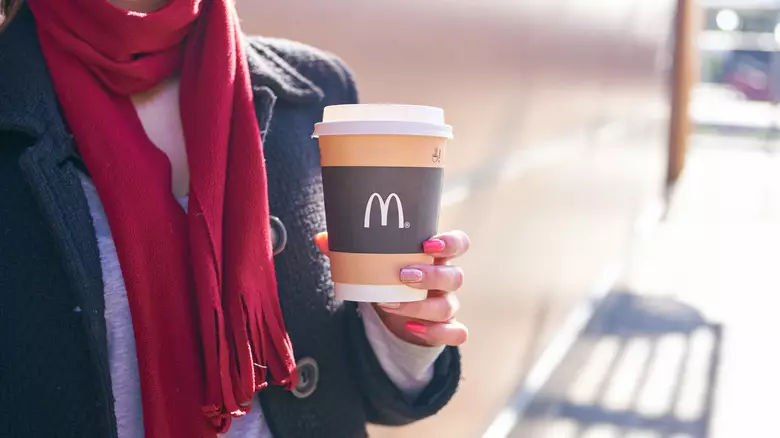 زن قهوه مک دونالد در دست دارد