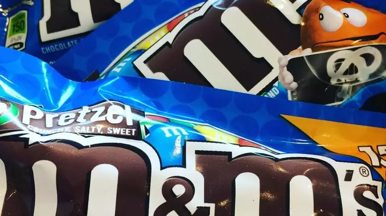 mavi Pretzel M&Ms çantası