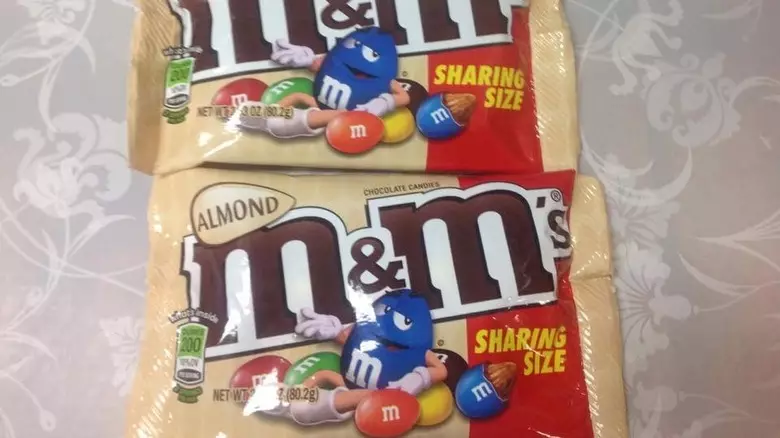 brūni maisiņi ar mandeļu M&M uz galda