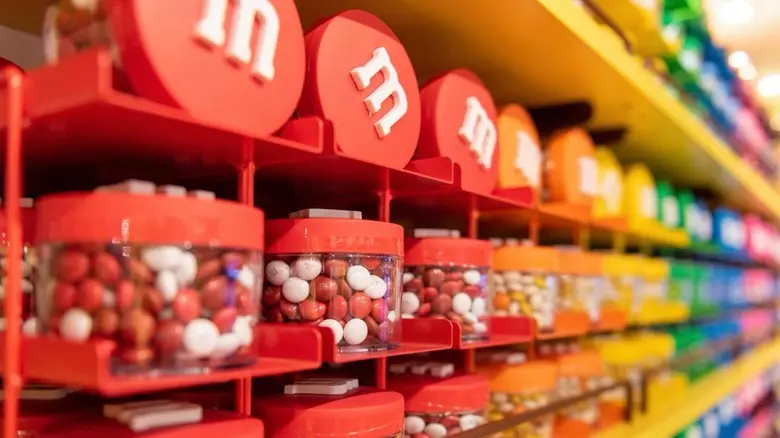 bir mağazada M&Ms kutuları