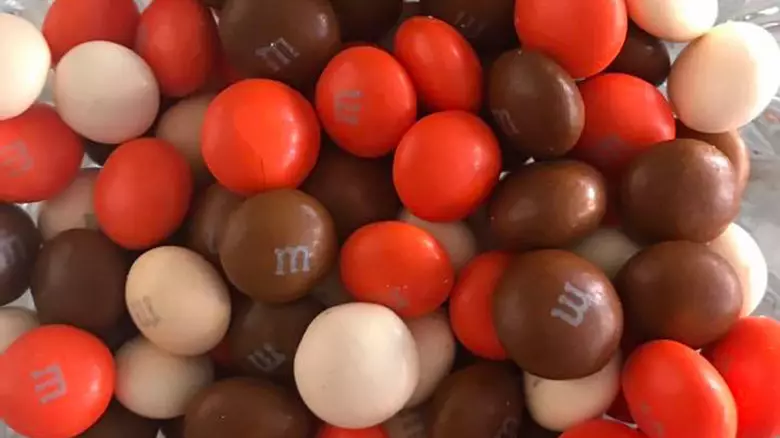 kahverengi, turuncu ve beyaz M&Ms