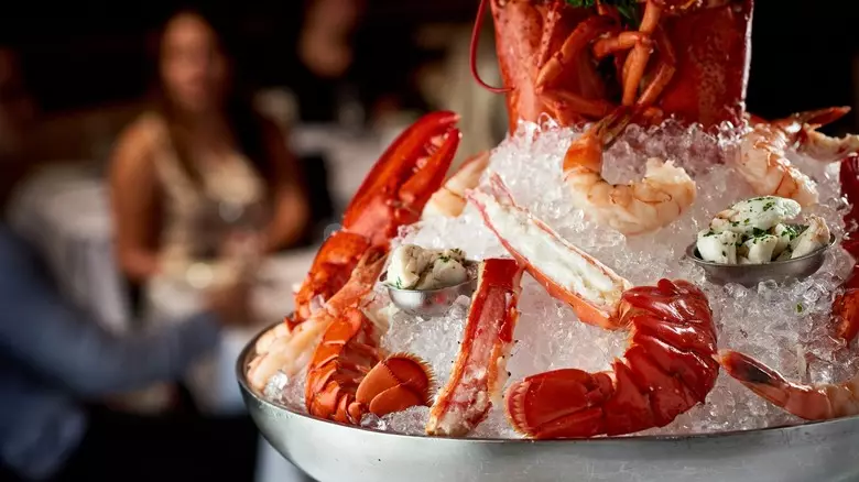 Rashlađeni Seafood Tower od Ruth's Chris