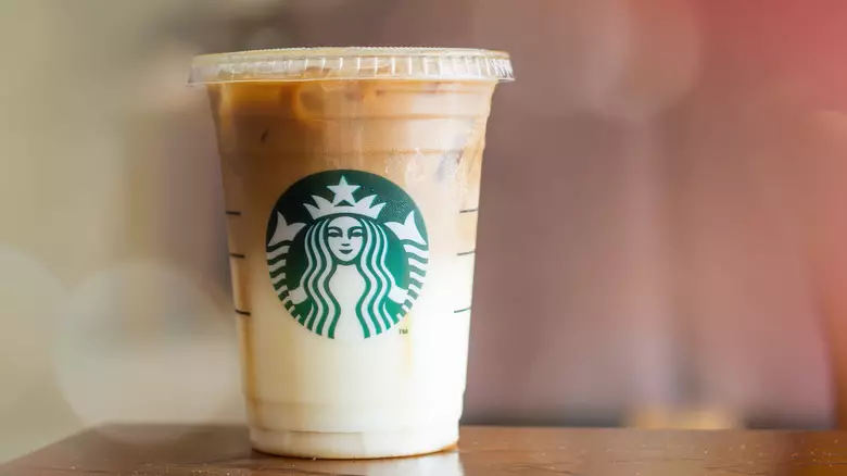 Iced caramel macchiato ពី Starbucks