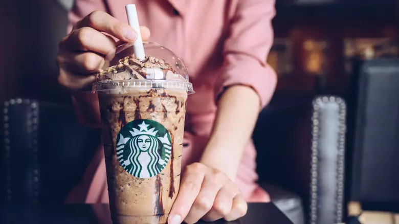 Mujer con una bebida de Starbucks