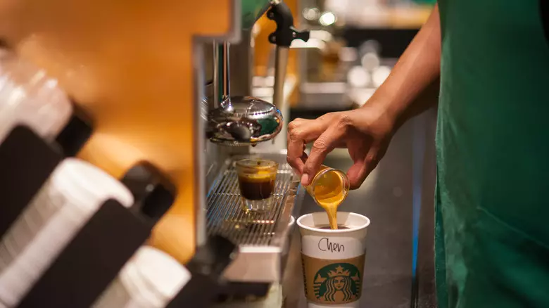 Бариста на Starbucks приготвя напитка