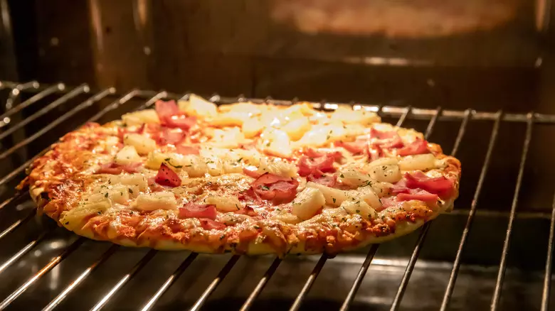 Beferzen pizza yn 'e oven